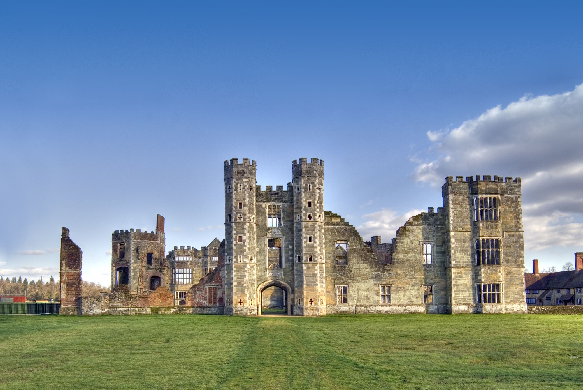 Cowdray Ruins, West-Sussex | Cool Places